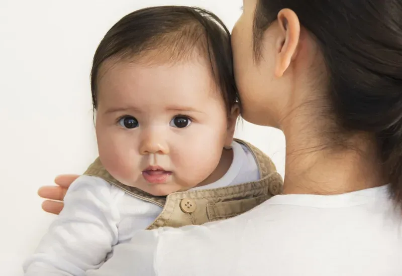 Sau khi bé bú sữa mẹ, có nên vỗ ợ hơi cho bé?